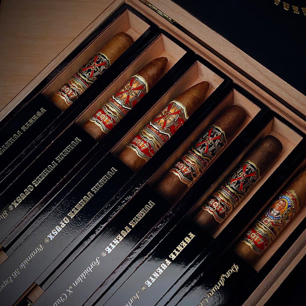 Best Cigar Lounge | Premium Cigars Humidors | Best Cigar Subscription